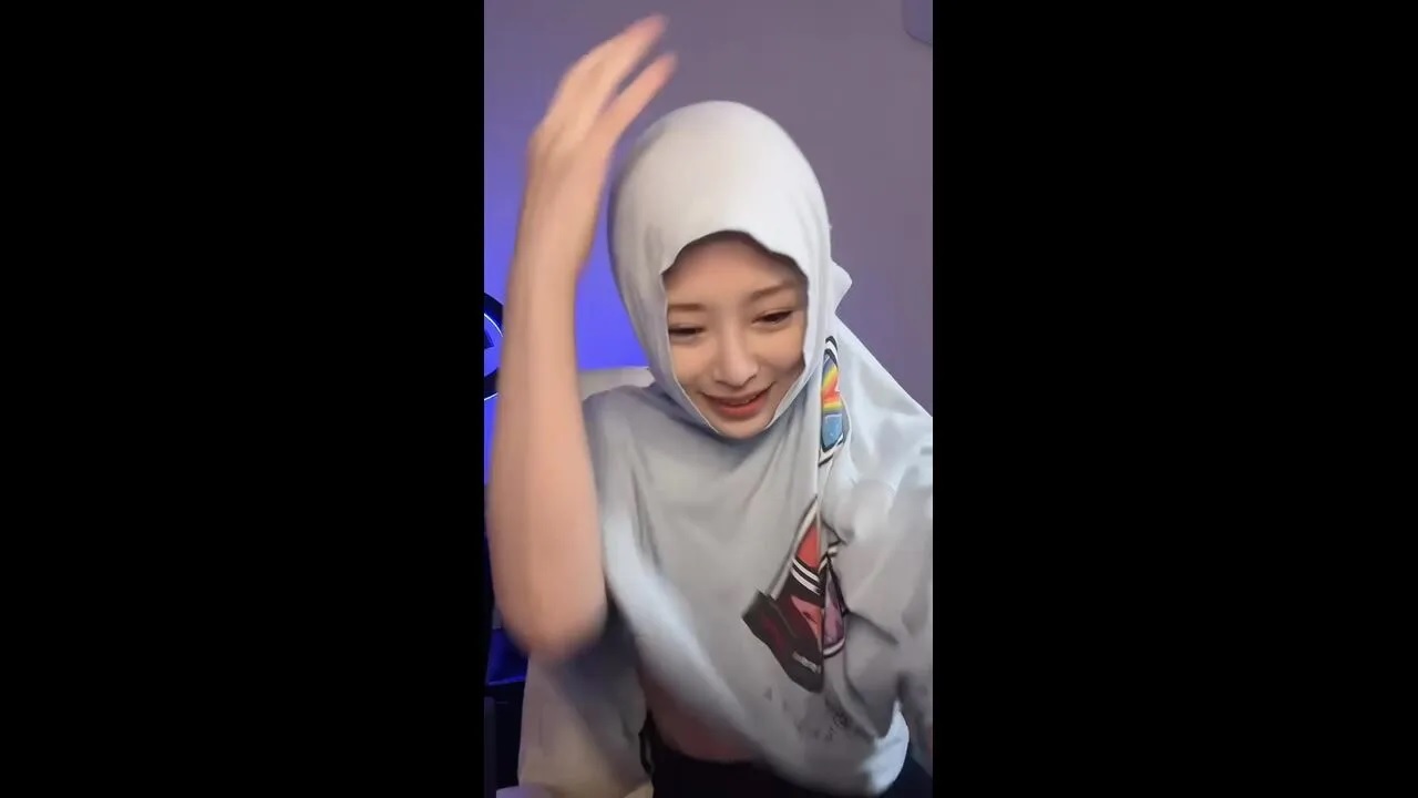 She just wanted to put in the phone - MewTub.com
